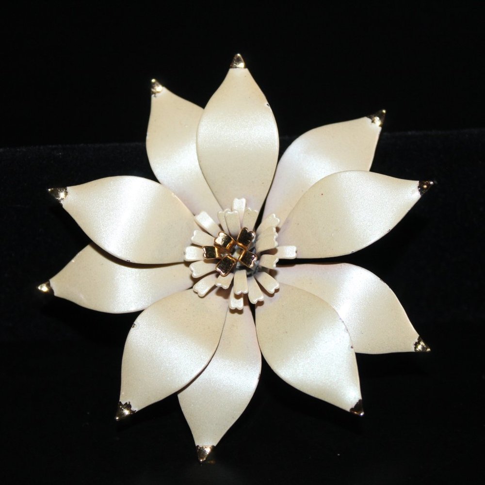 Gold Tone Flower, Pearl Color With Gold Tips - Gem